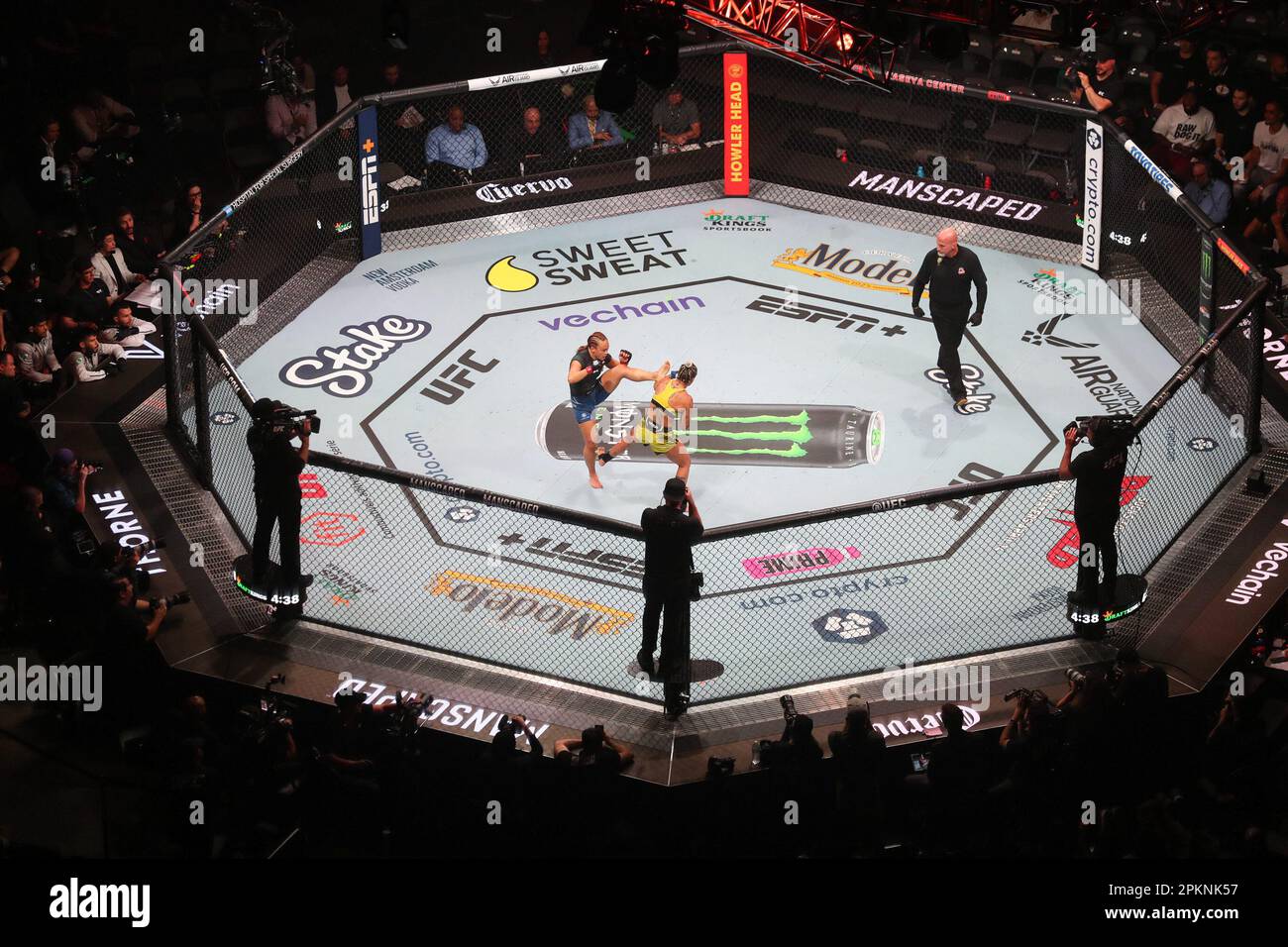 L r michelle waterson gomez and luana pinheiro hi-res stock photography ...