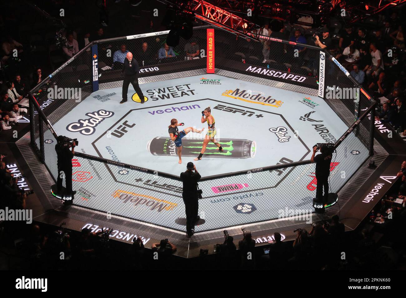 L r michelle waterson gomez and luana pinheiro hi-res stock photography ...