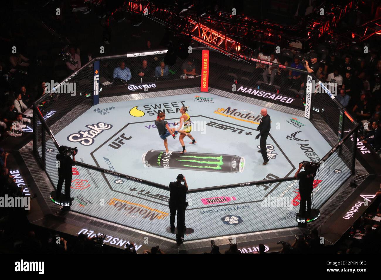 L r michelle waterson gomez and luana pinheiro hi-res stock photography ...