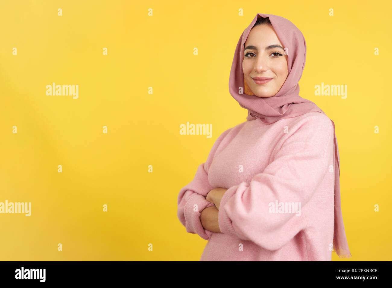 Muslim woman standing with arms crossed looking at camera Stock Photo ...