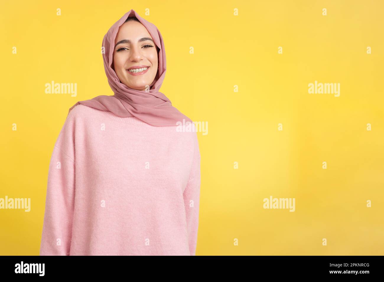 Happy muslim woman smiling at the camera Stock Photo - Alamy