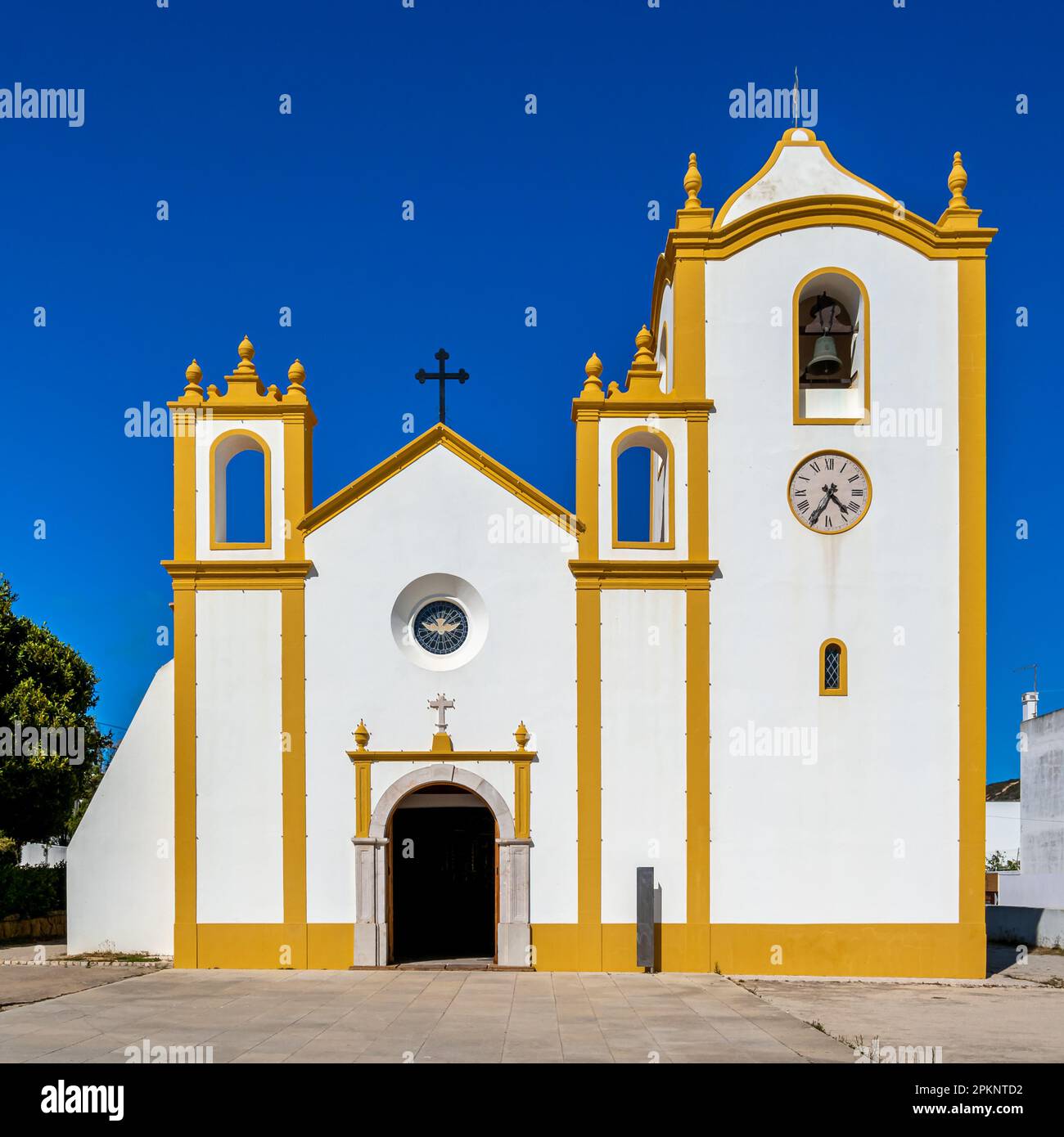 Front view from the forecourt of the yellow framed white facade of ...
