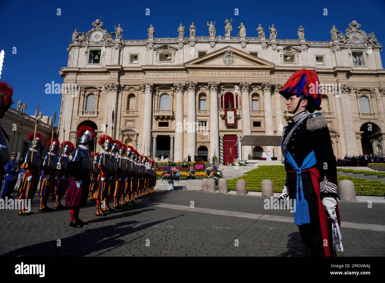 Vatican Swiss Guards take position in St. Peter's Square at The Vatican ...