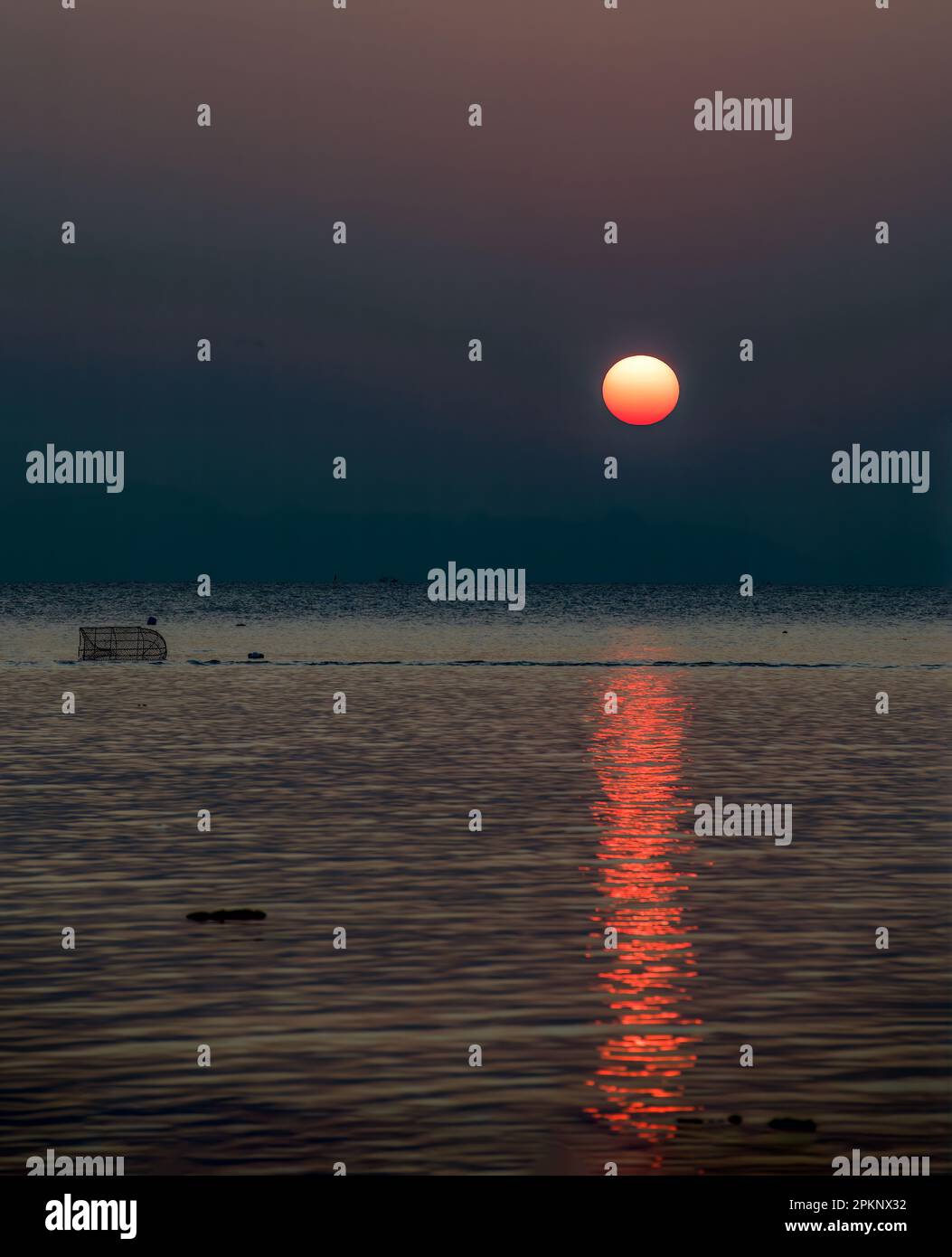 Koh Samui sunset withthe sun relfecting in the sea Stock Photo - Alamy