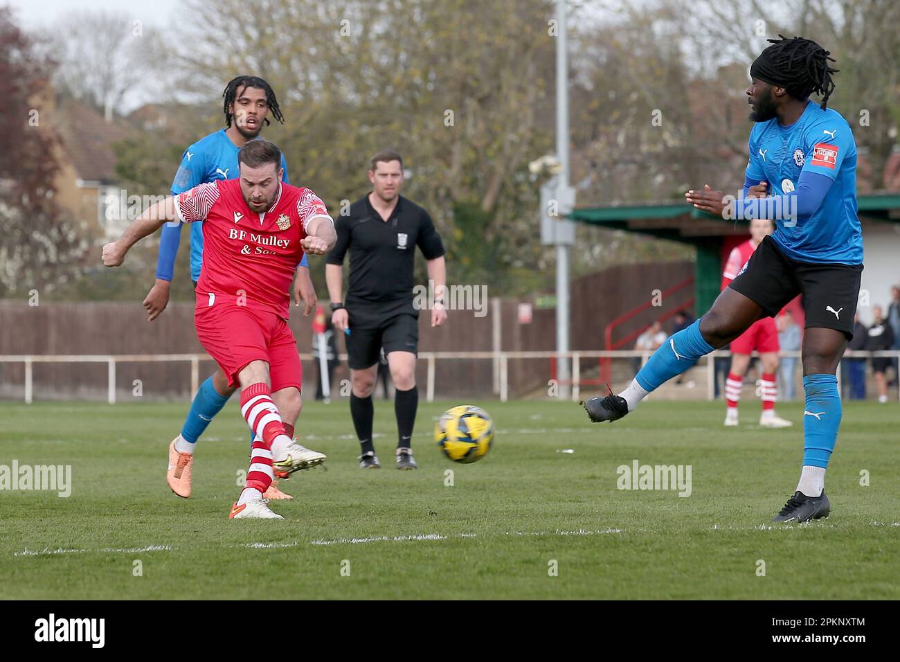 Sam Higgins of Hornchurch goes close to a goal during Hornchurch vs ...