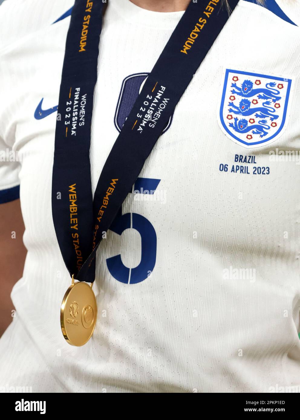 The England three lions badge on the shirt of Leah Williamson (E) at ...