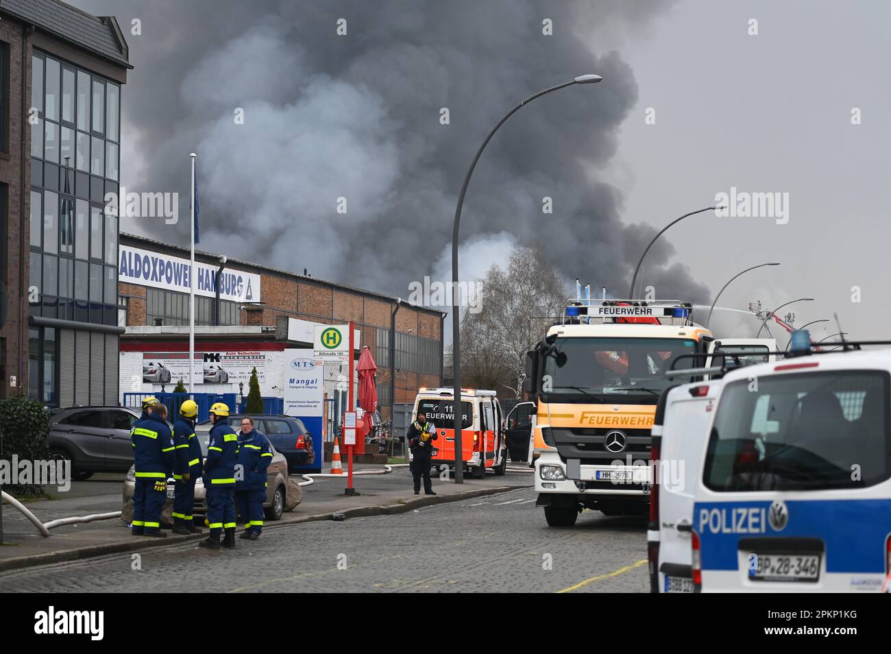 Hamburg, Germany. 09th Apr, 2023. Large-scale operation by the fire ...