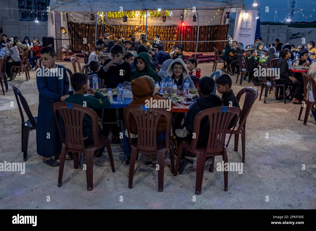 08 April 2023, Syria, Idlib: A view of a mass iftar for orphaned ...