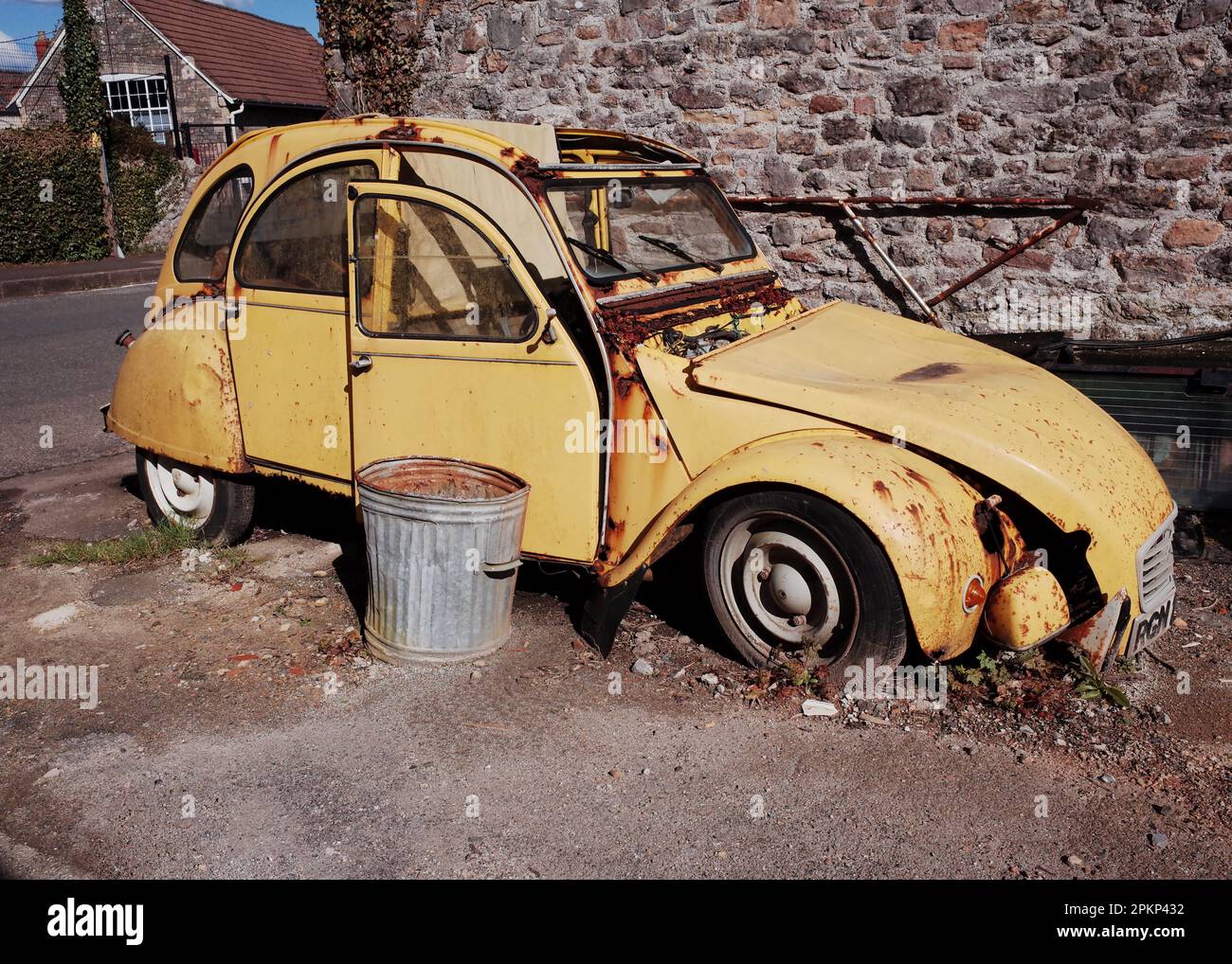 Rusty old Citroën 2Cv, awaiting restoration or a trip to the scrap yard ...
