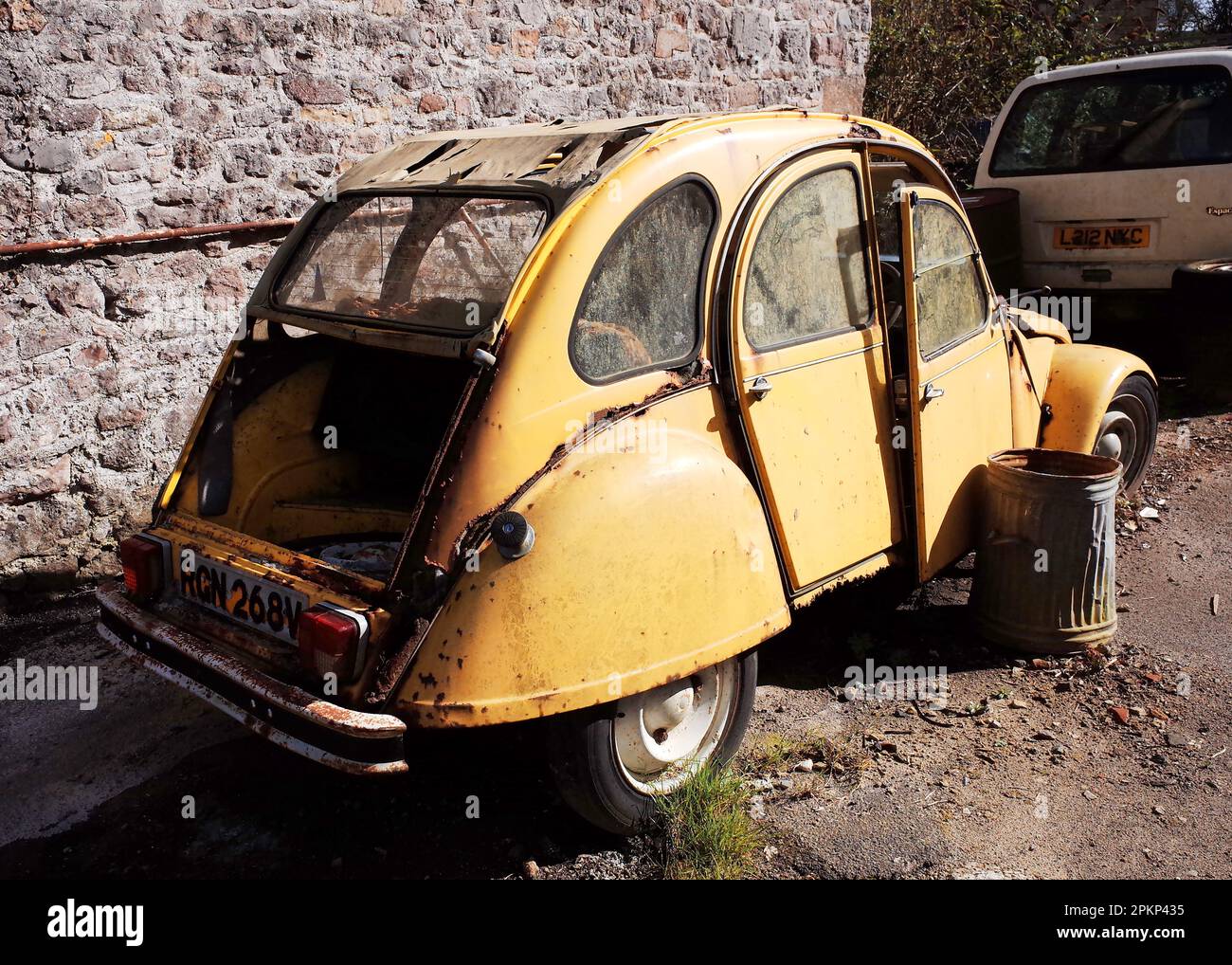 Rusty old Citroën 2Cv, awaiting restoration or a trip to the scrap yard ...