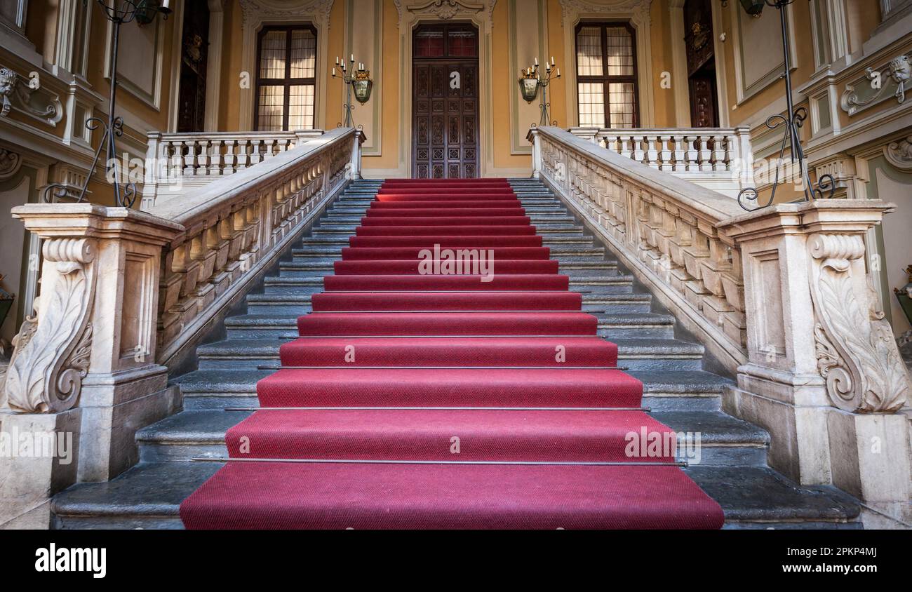 Old palace entrance hi-res stock photography and images - Alamy