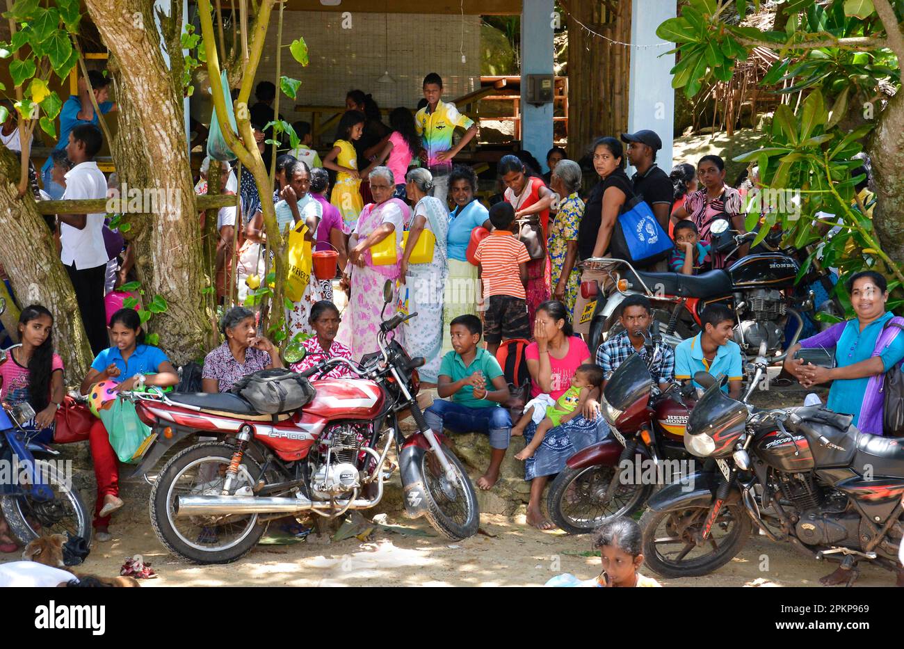 Queue to the temple, Unawatuna, Sri Lanka, Asia Stock Photo - Alamy