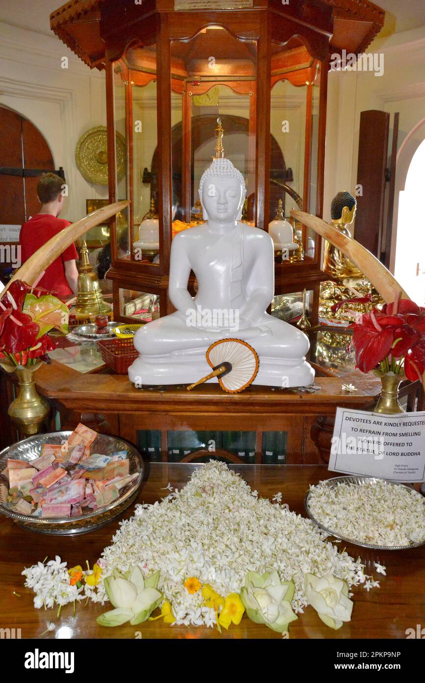 Buddha statue (Temple of the Sacred Tooth) Relic, Sri Dalada Maligawa ...