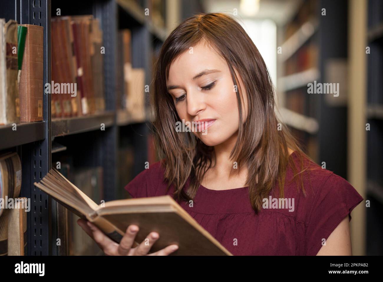 Student in library Stock Photo - Alamy