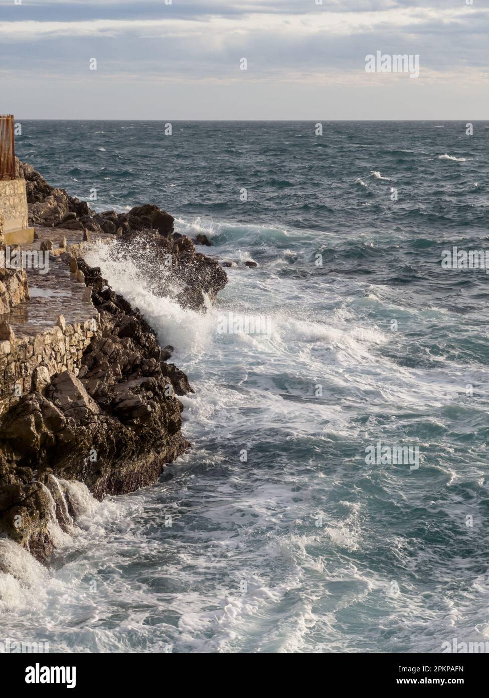 Water waves hitting big rocks hi-res stock photography and images - Alamy