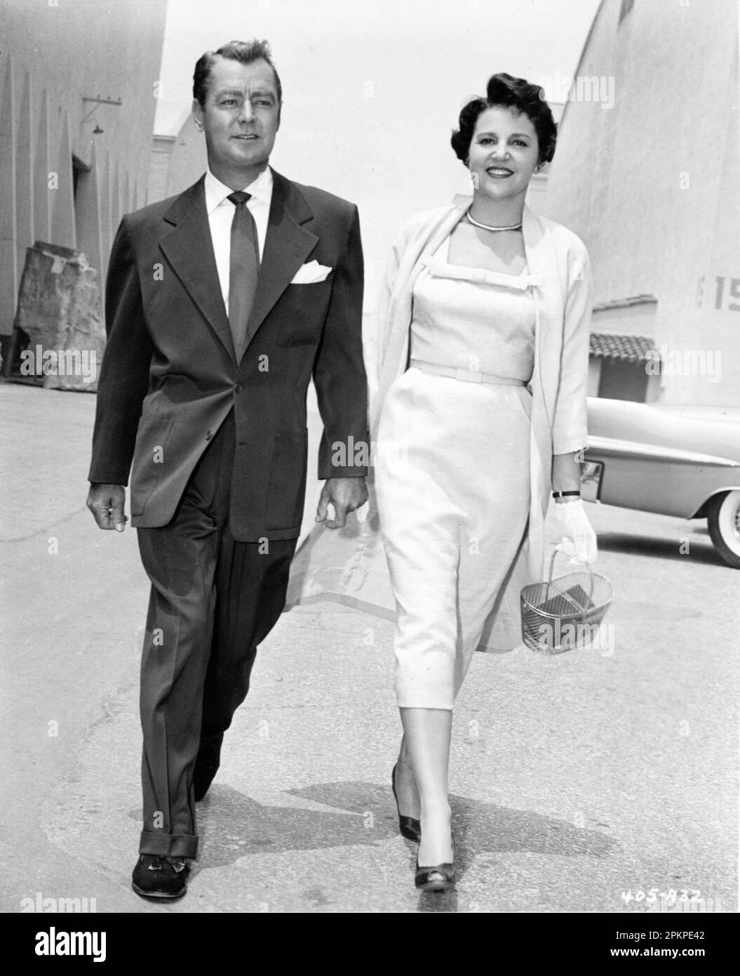ALAN LADD with his wife / agent / former actress SUE CAROL on set ...