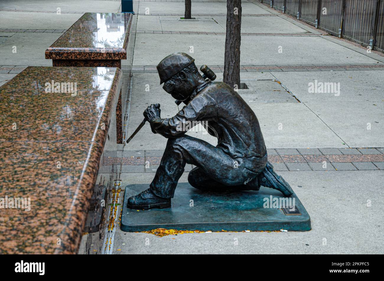 100 workers monument hi-res stock photography and images - Alamy