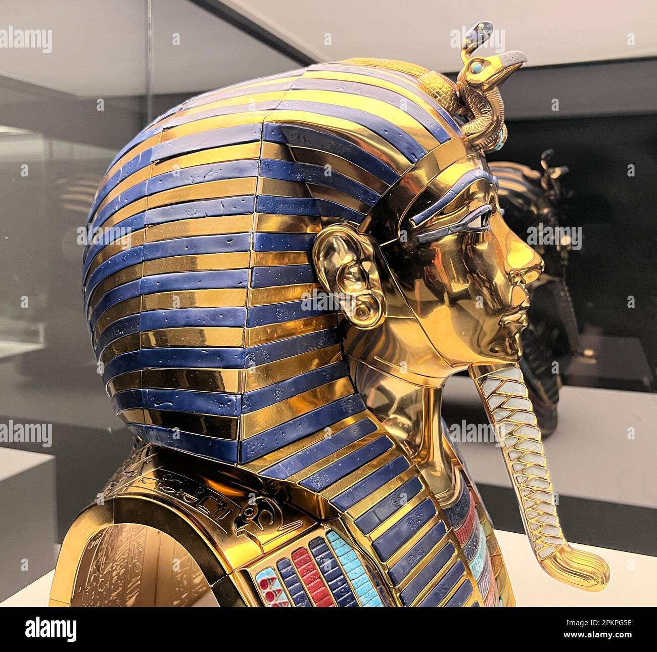 Tutankhamuns mask egyptian museum hi-res stock photography and images ...