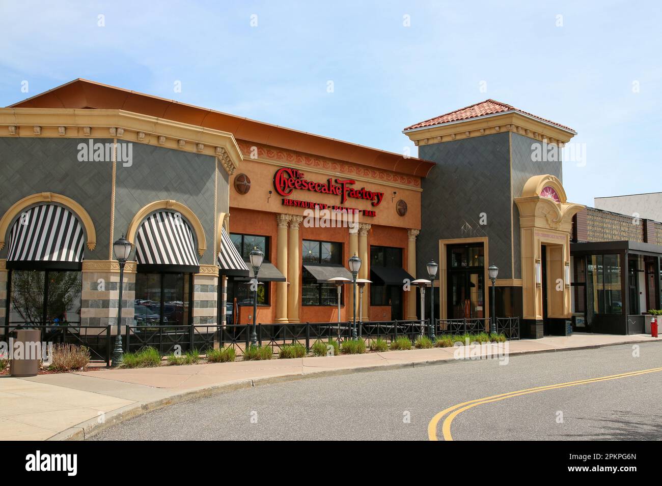 Huntington, New York, USA - 1 May 2022: A cheesecake Factory restaurant ...