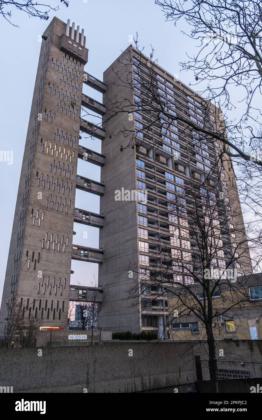 Balfron Tower 26-storey residential building in Poplar, Tower Hamlets ...
