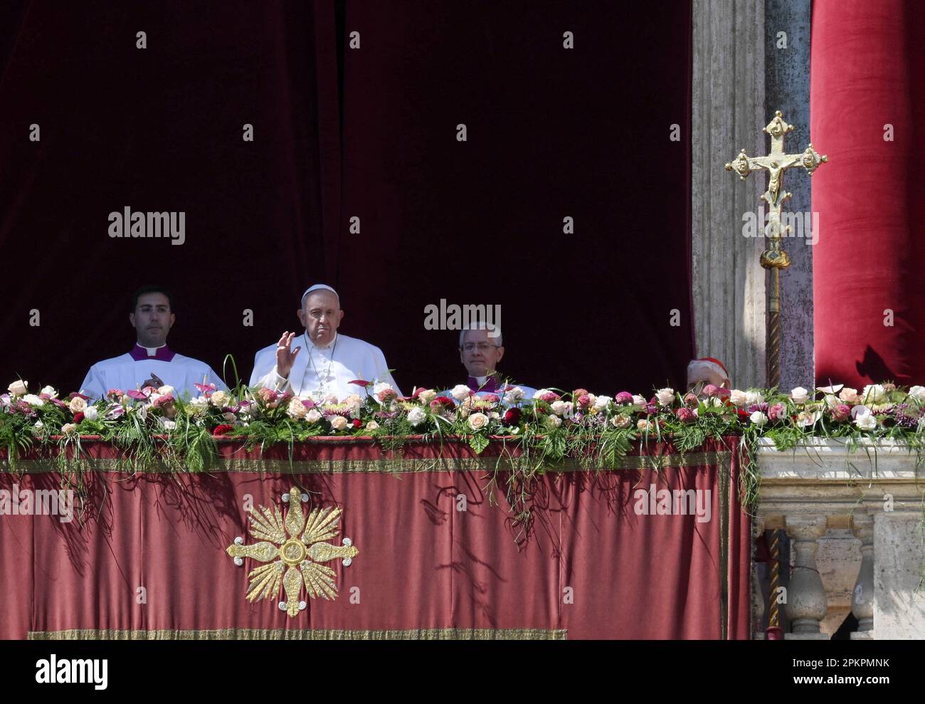 Following the Easter Sunday Mass, Pope Francis delivers his Easter ...