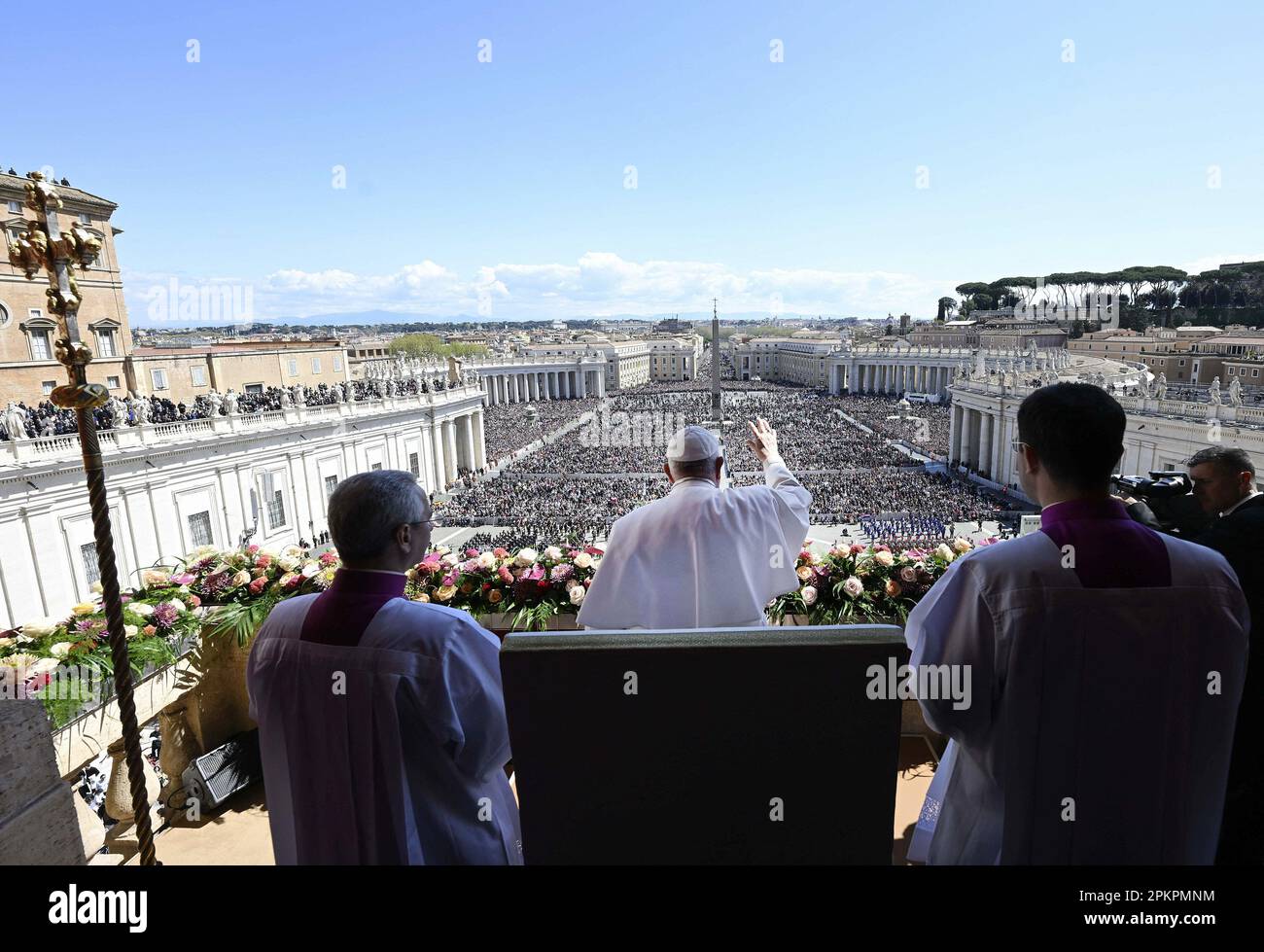 Following the Easter Sunday Mass, Pope Francis delivers his Easter ...