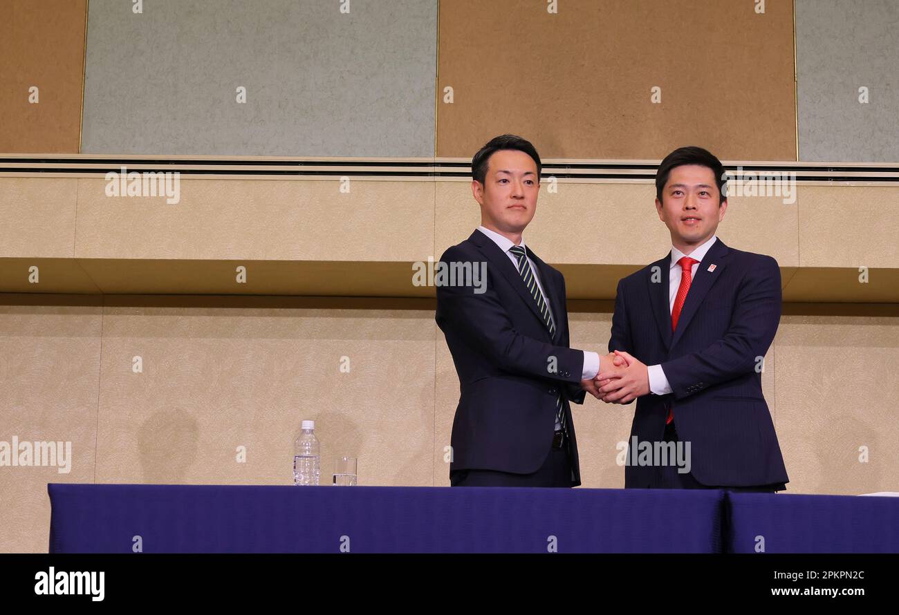 Hirofumi Yoshimura（R） and Hideyuki Yokoyama who is shoo-in for Osaka's mayoral election, shake ...