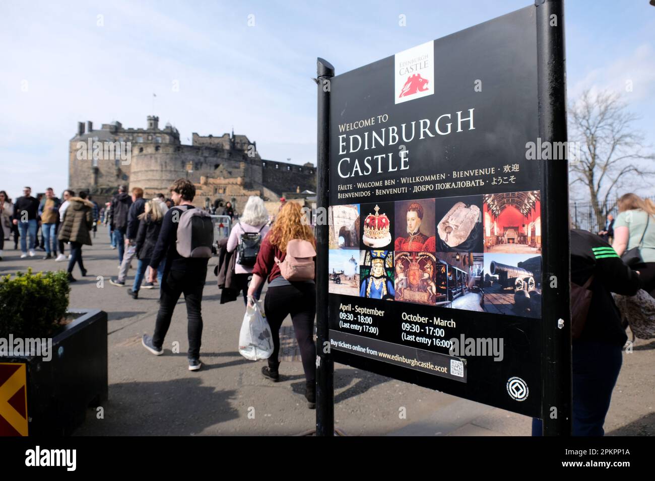 Visitors edinburgh castle esplanade hi-res stock photography and images ...