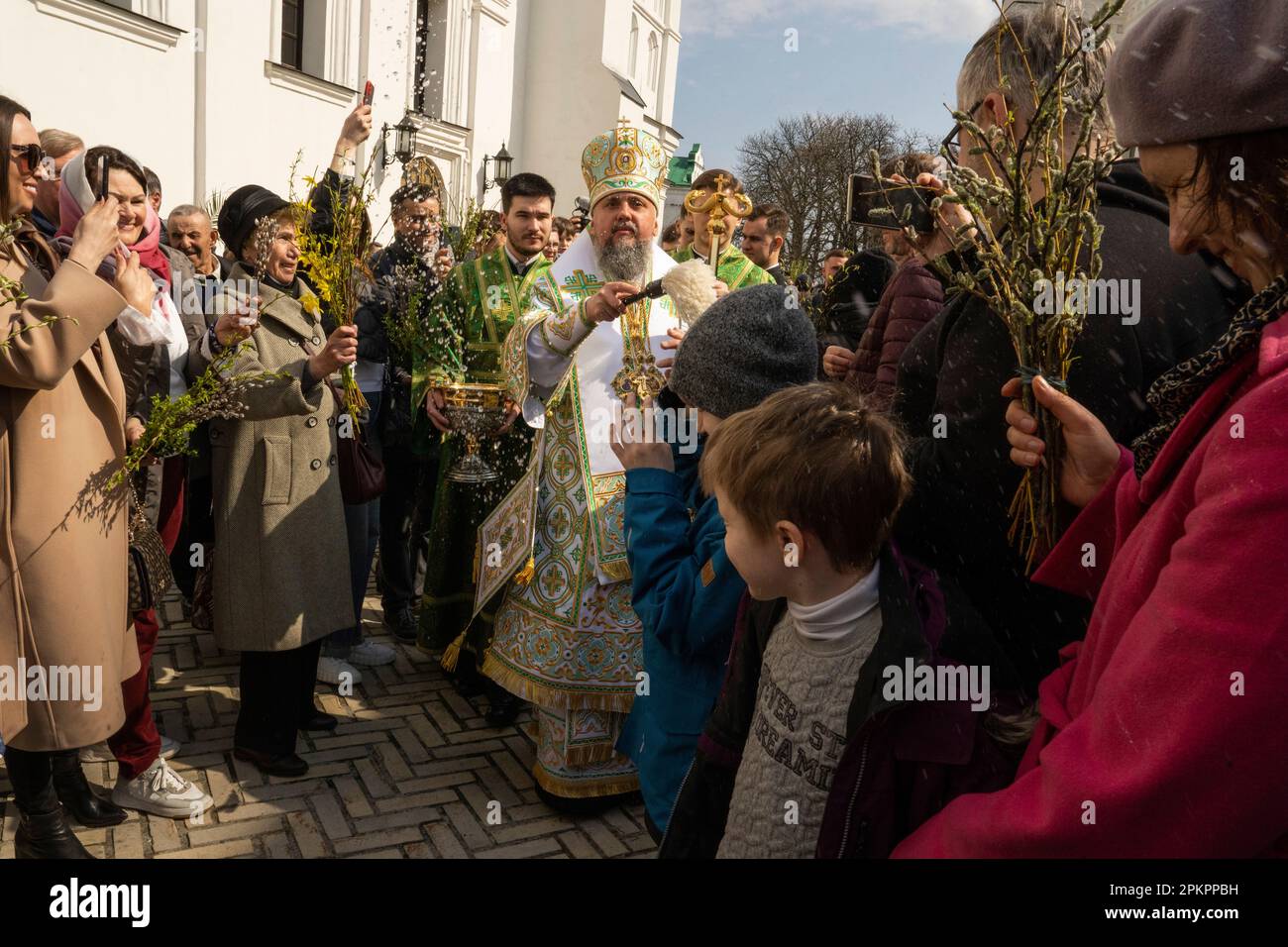 Metropolitan Epiphanius, head of the Orthodox Church of Ukraine blesses ...