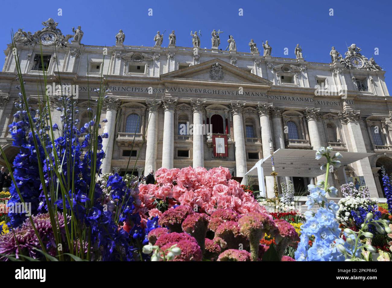 Following the Easter Sunday Mass, Pope Francis delivers his Easter ...