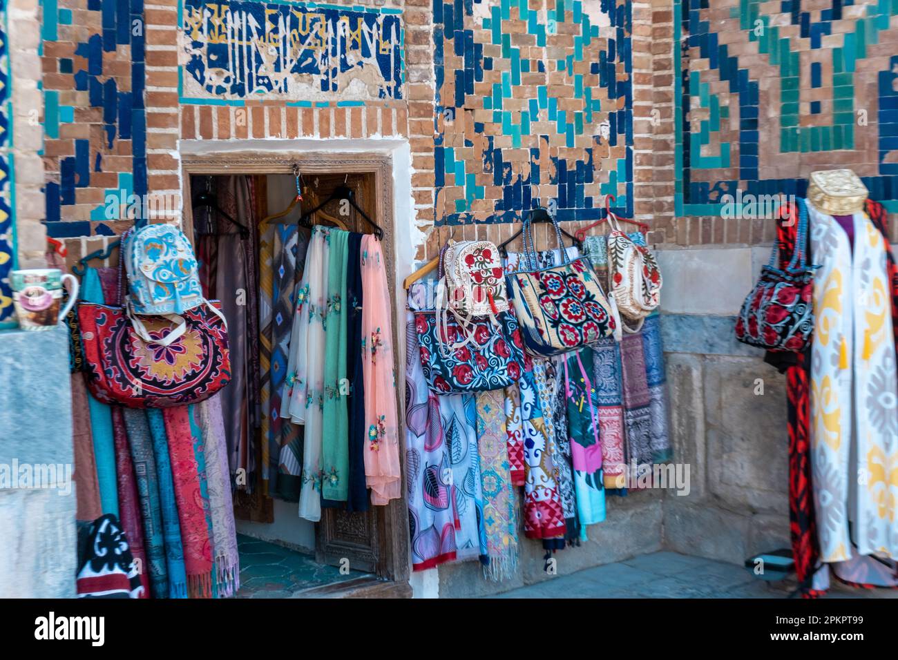 Uzbekistan traditional costume hi-res stock photography and images - Alamy