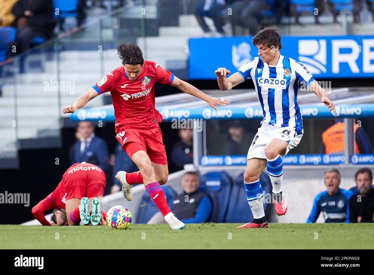 Enes Unal of Getafe CF competes for the ball with Robin Le Normand of ...