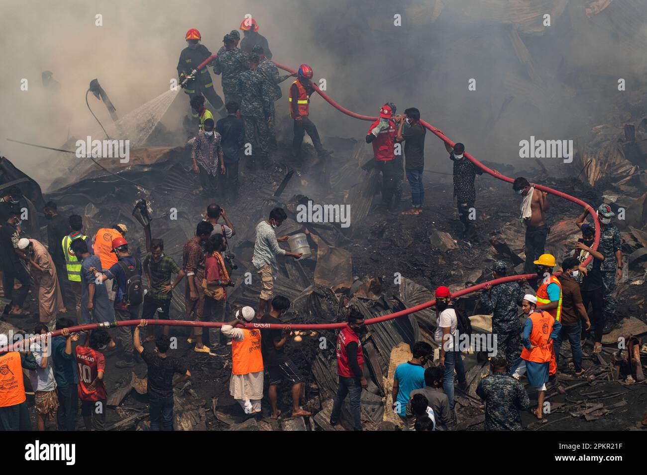 4 April 2023, Dhaka, Bangladesh. Fire in Bongobazar market, Dhaka Stock Photo - Alamy