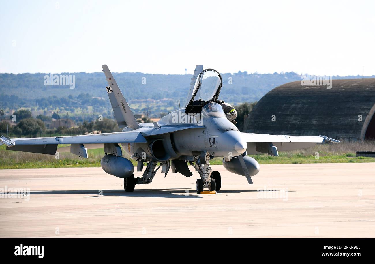 F18 fighter hi-res stock photography and images - Alamy