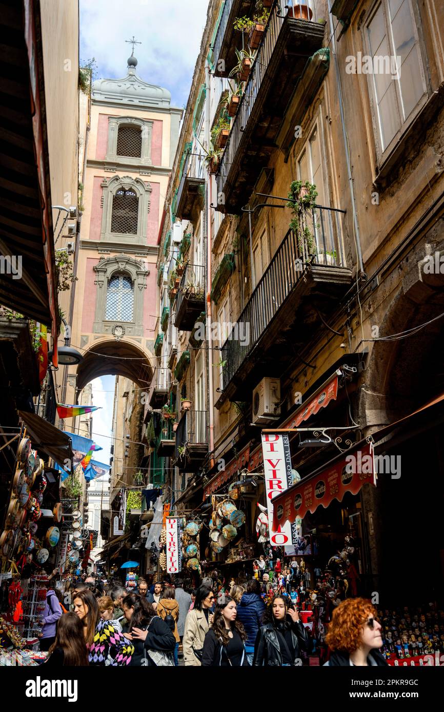 Italien, Neapel, Via S. Gregorio Armeno, (Krppenstrasse Stock Photo - Alamy