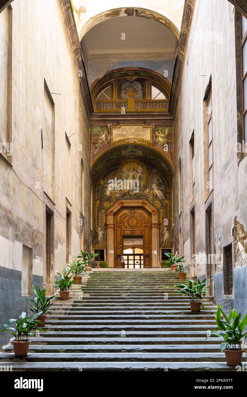 Italien, Neapel, Via S. Gregorio Armeno, die monumentale Eingangstreppe ...