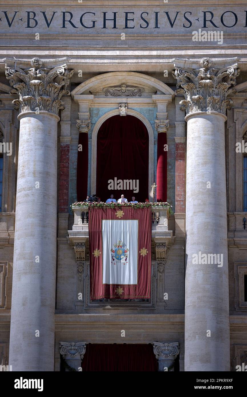 Pope Francis delivers the "Urbi et Orbi" blessing to the city and to ...