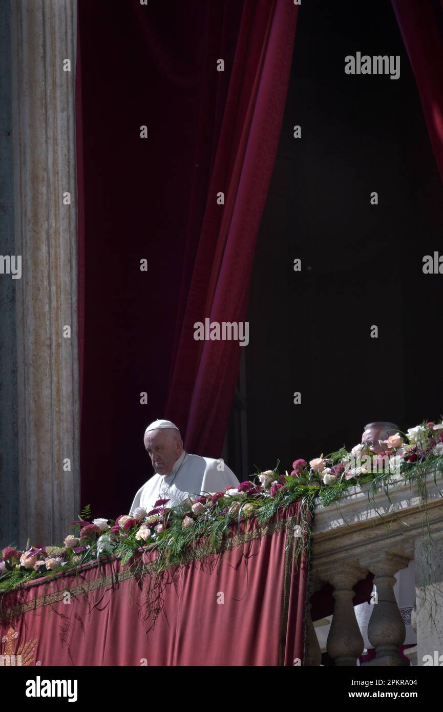Pope Francis delivers the "Urbi et Orbi" blessing to the city and to ...