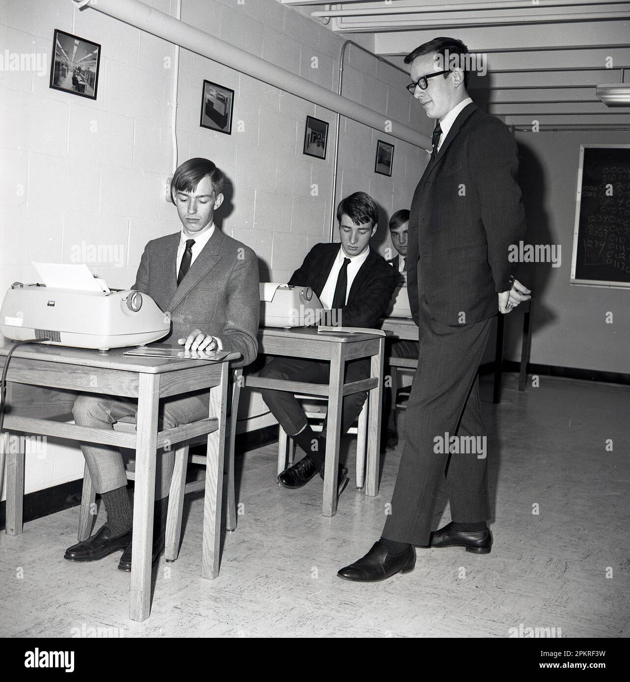 Men using typewriters hi-res stock photography and images - Alamy