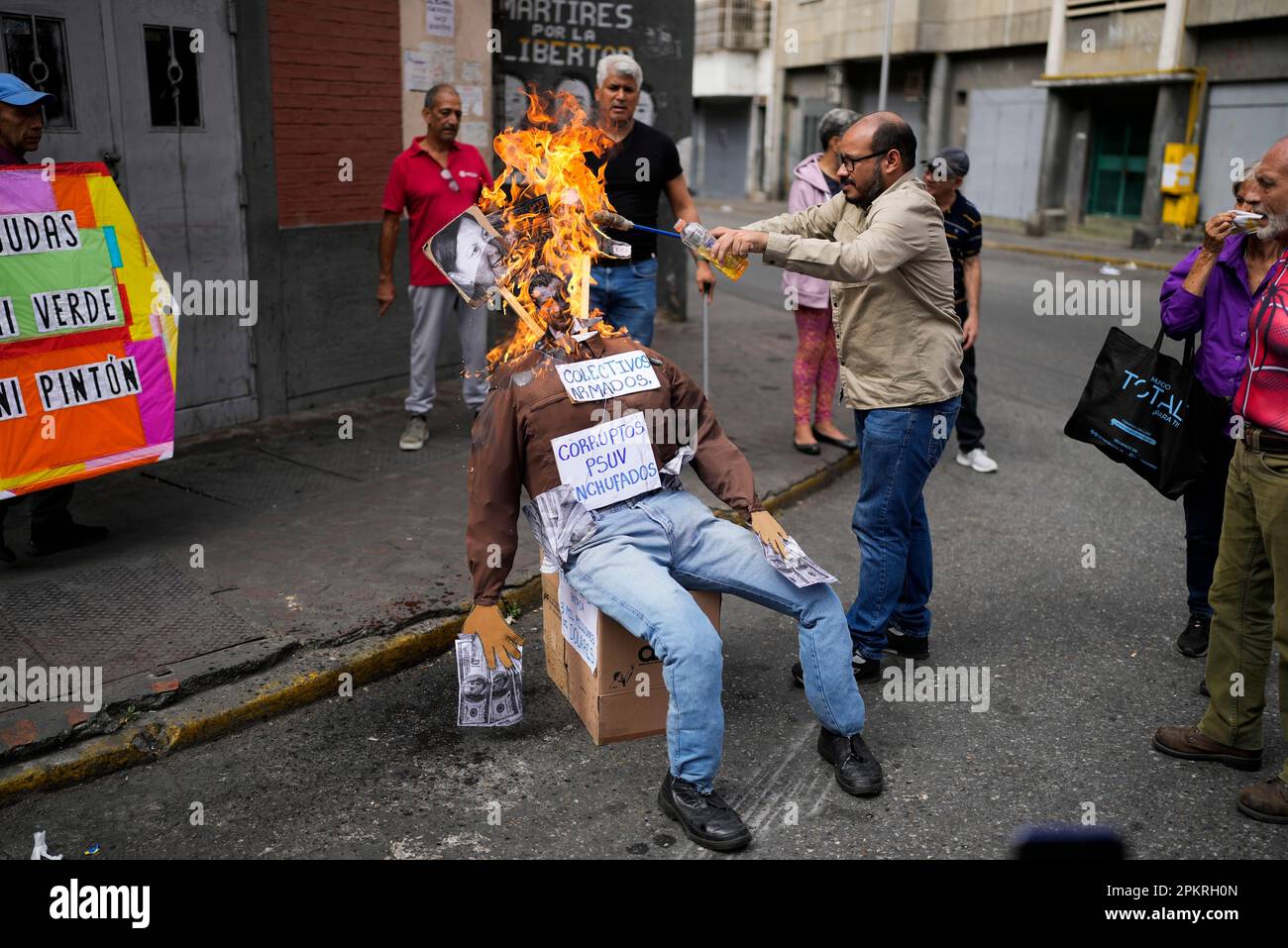 Residents burn an effigy with the photos of Caracas Mayor Carmen ...