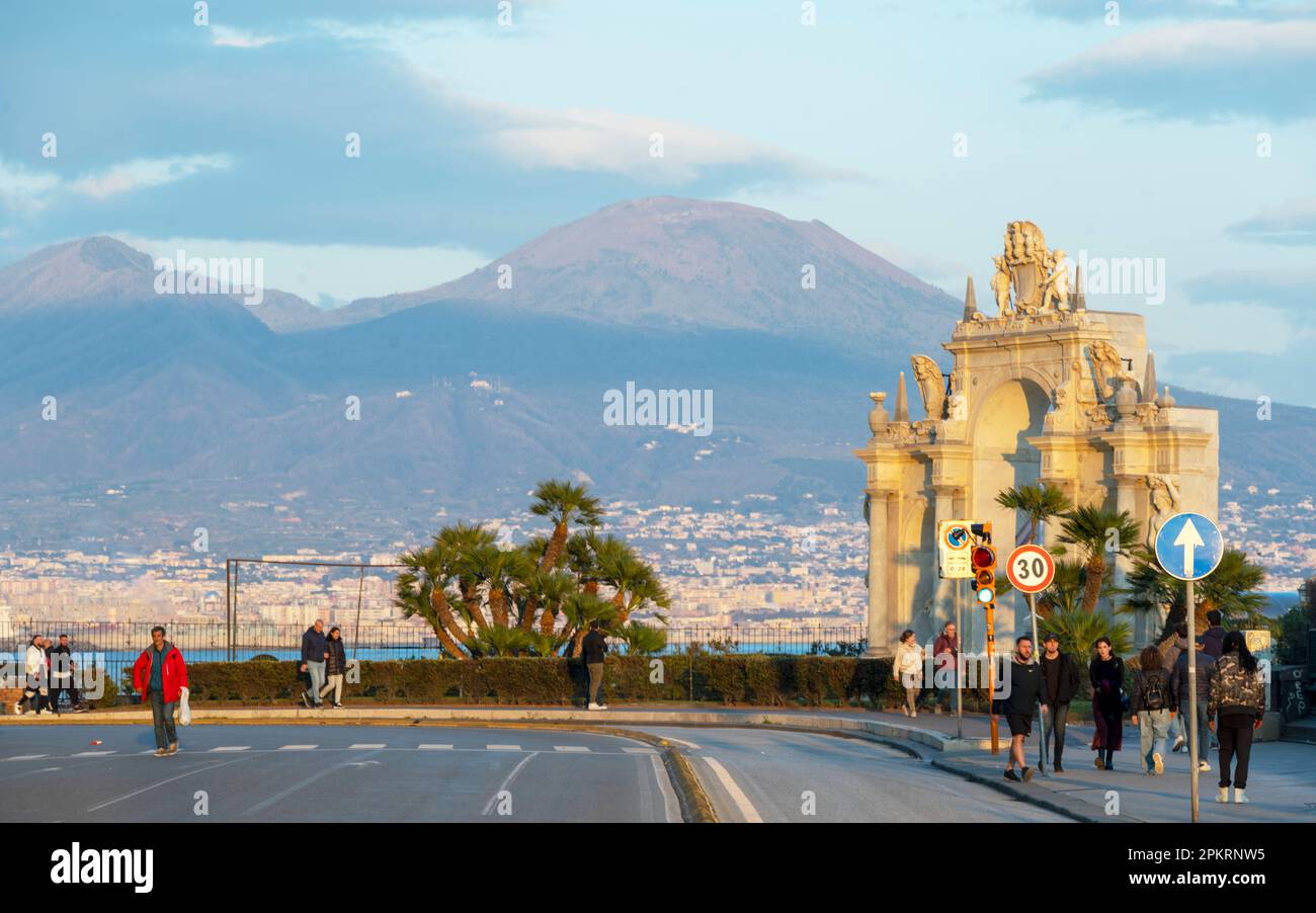 Italien, Neapel, Blick über die Via Partenope zum Vesuv, rechts der ...