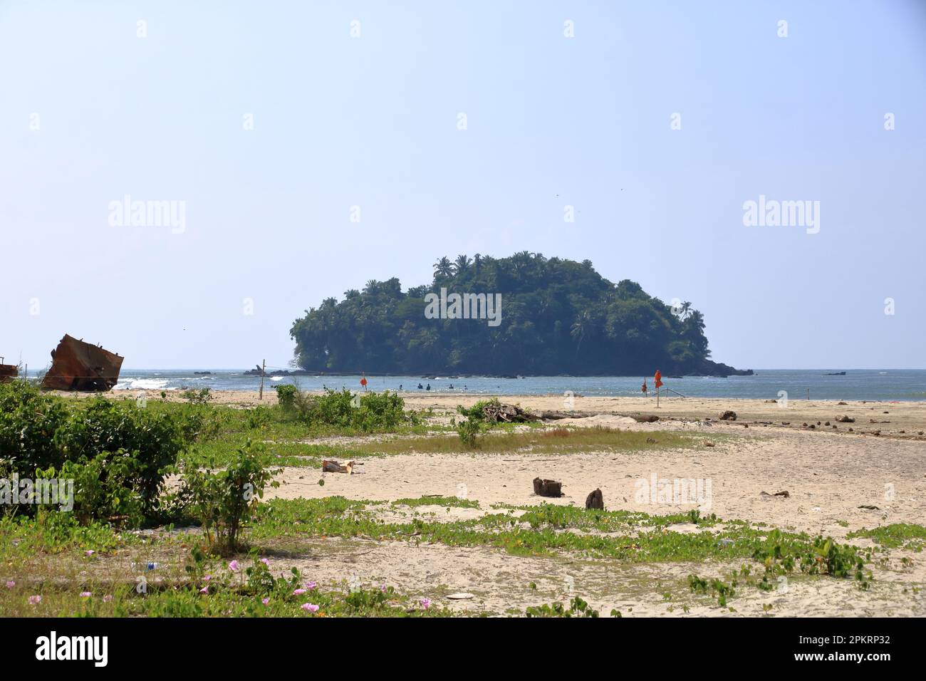 Dharmadam island and beach in Kannur, Kerala in India Stock Photo - Alamy