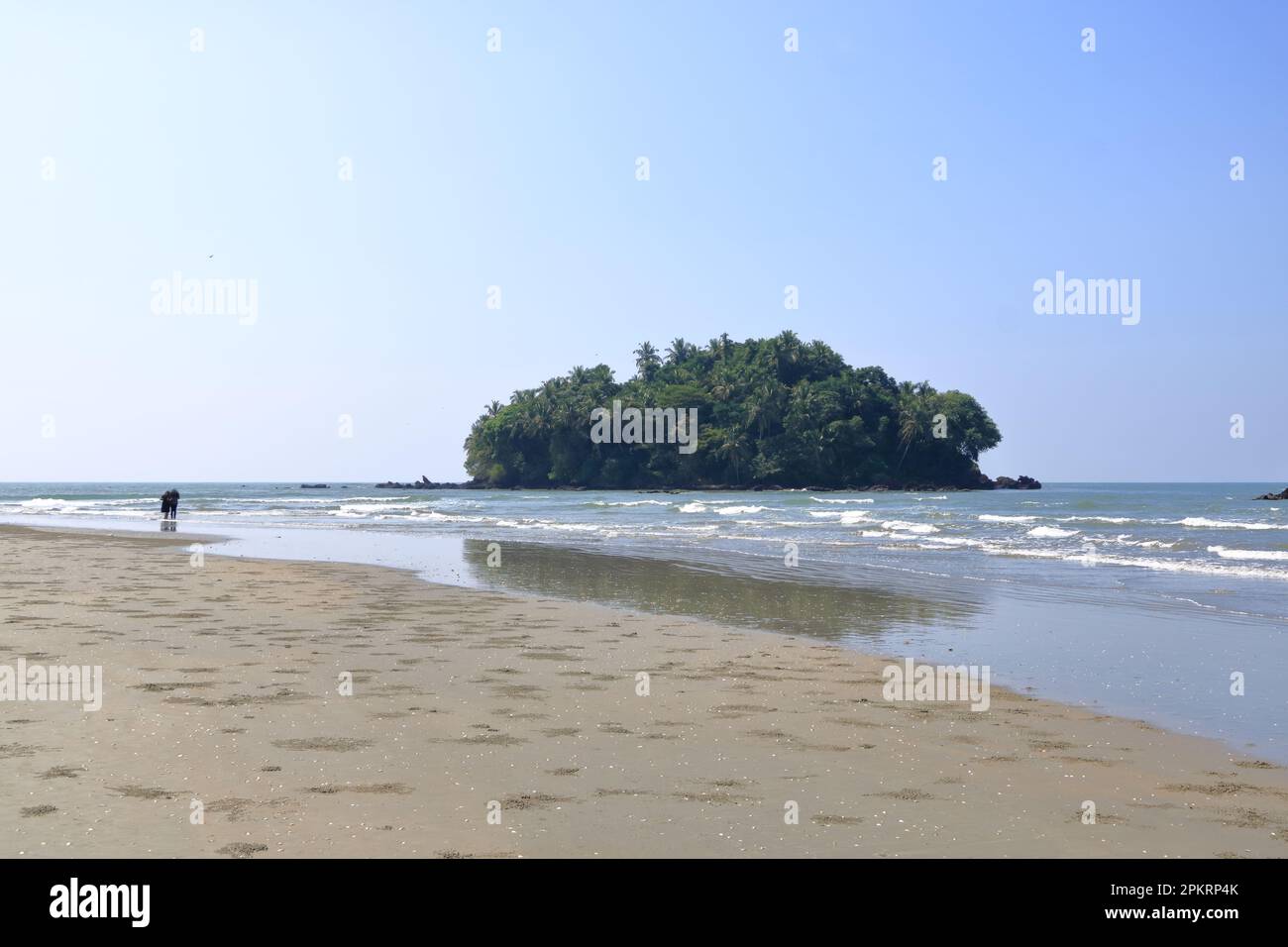 Dharmadam island and beach in Kannur, Kerala in India Stock Photo - Alamy