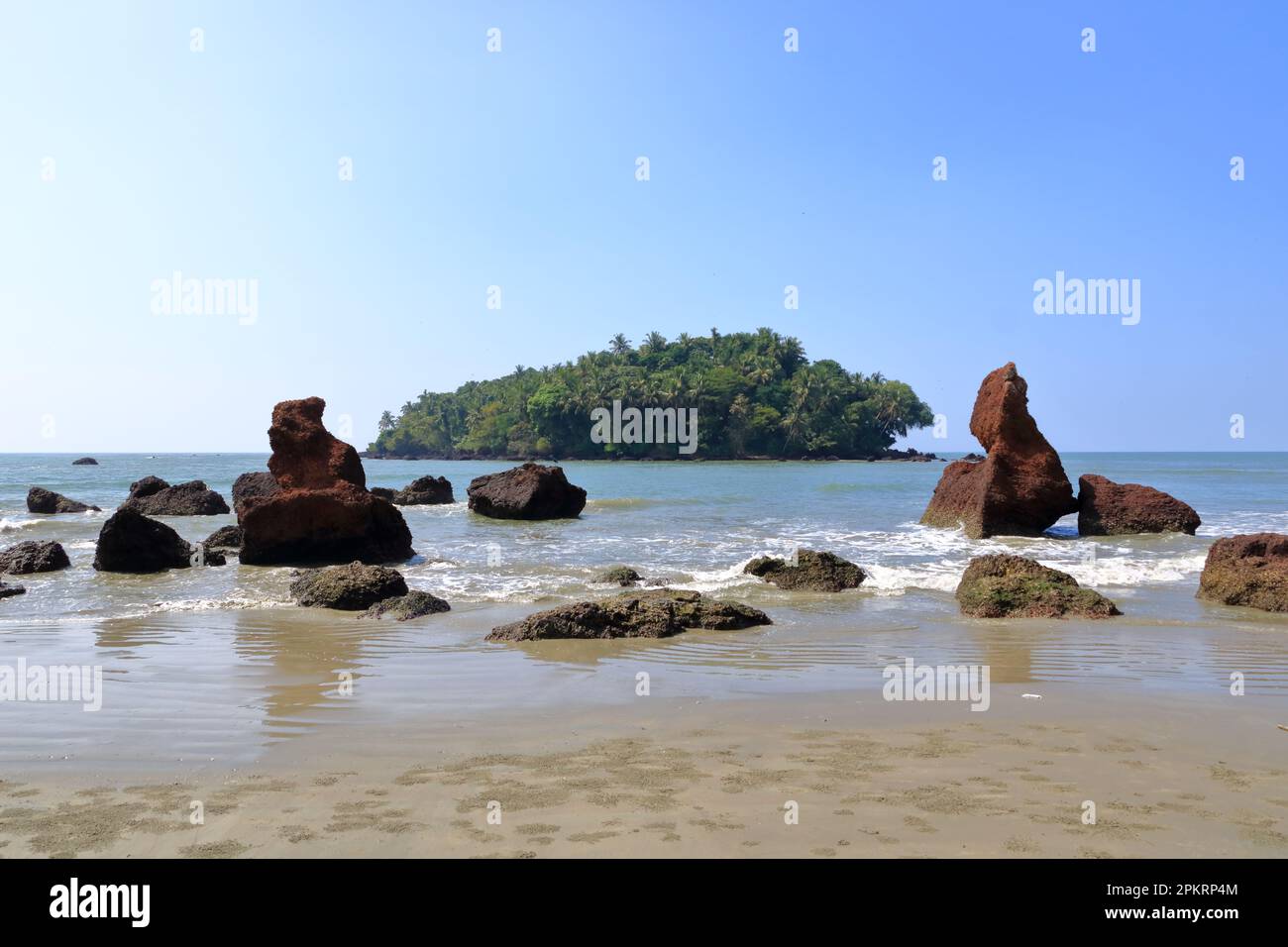 Dharmadam island and beach in Kannur, Kerala in India Stock Photo - Alamy
