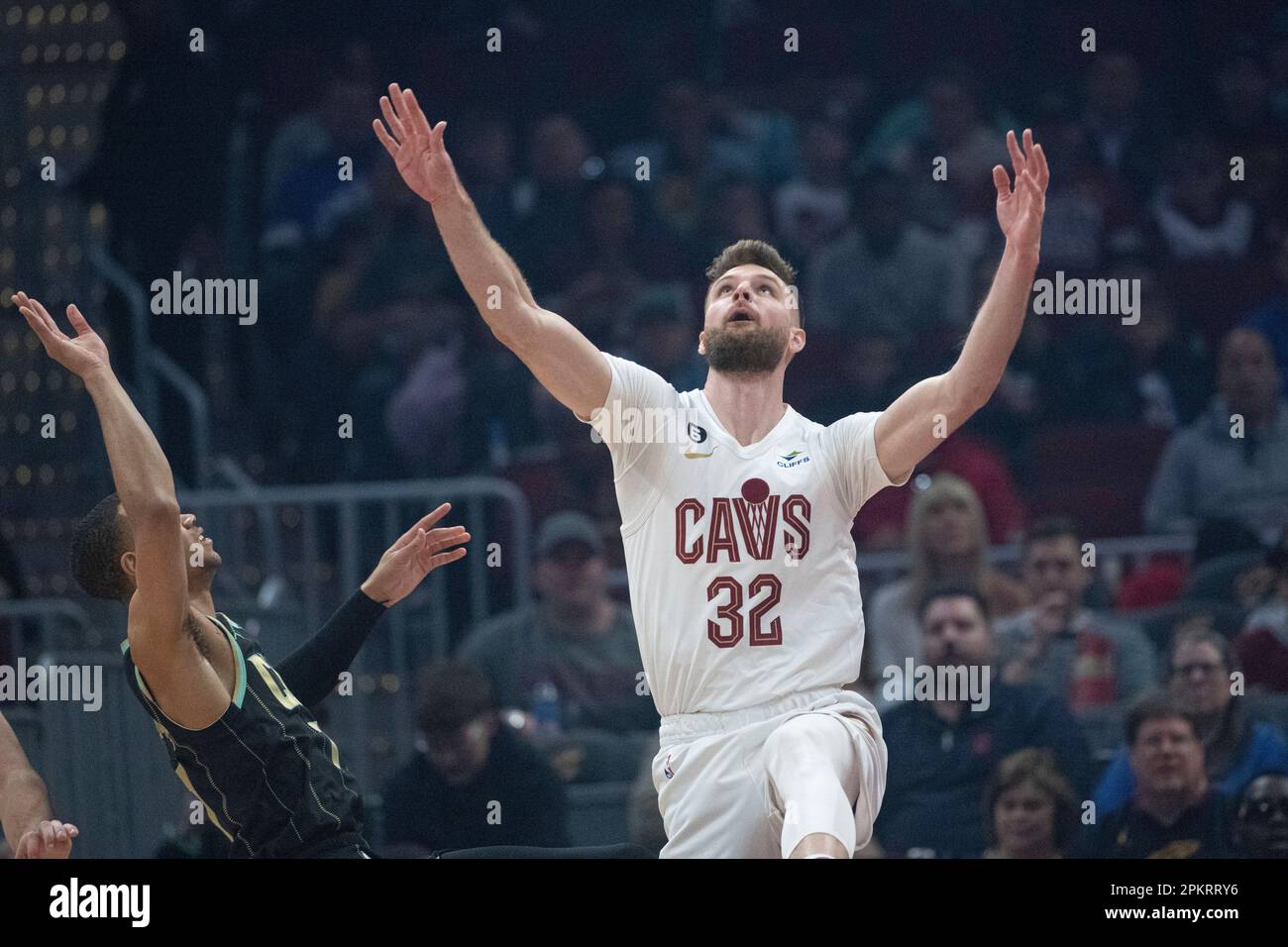 Cleveland Cavaliers' Dean Wade (32) watches the ball after defending ...