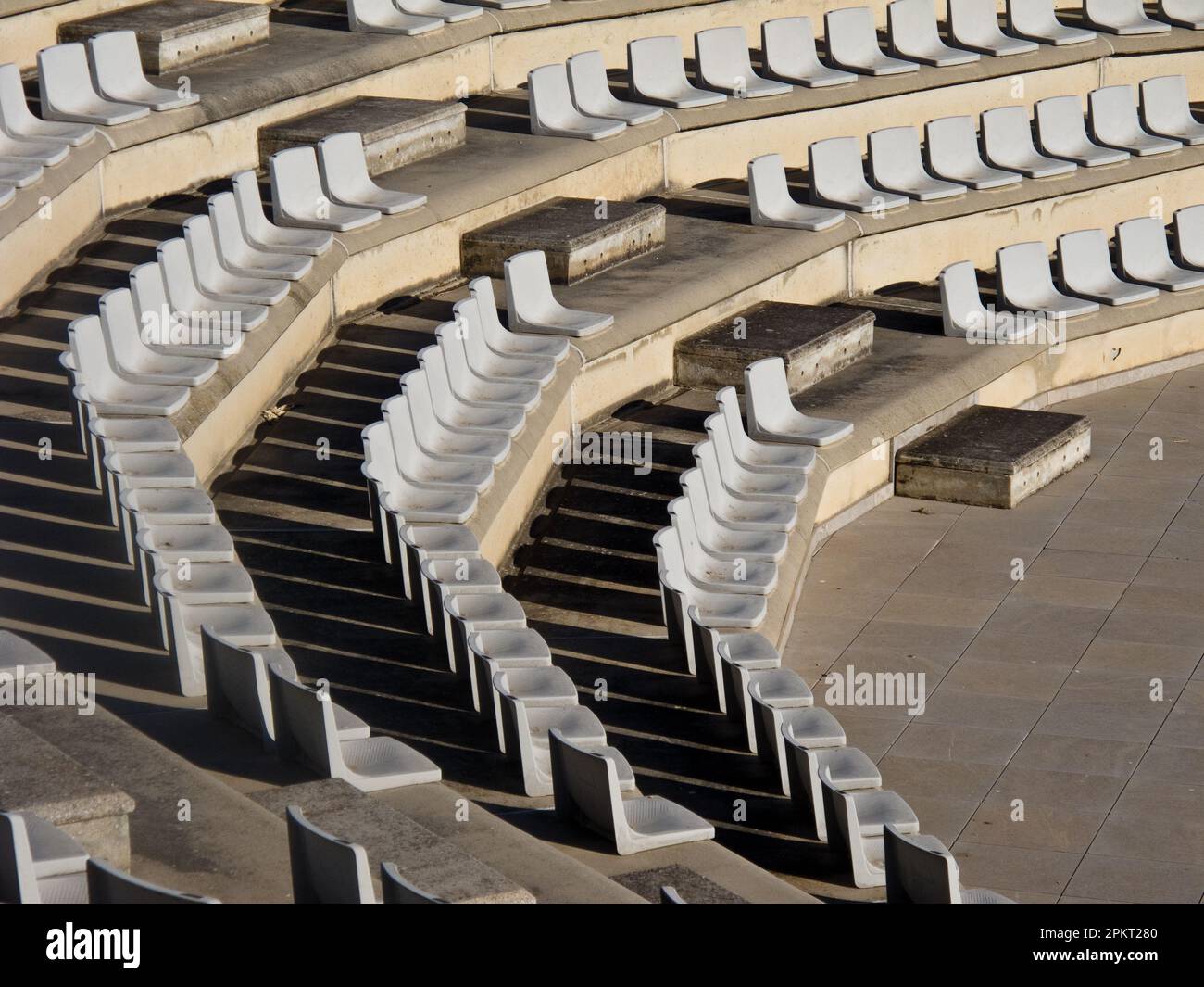 Palacio de Exposiciones y Congresos de Granada. Arena on roof ...
