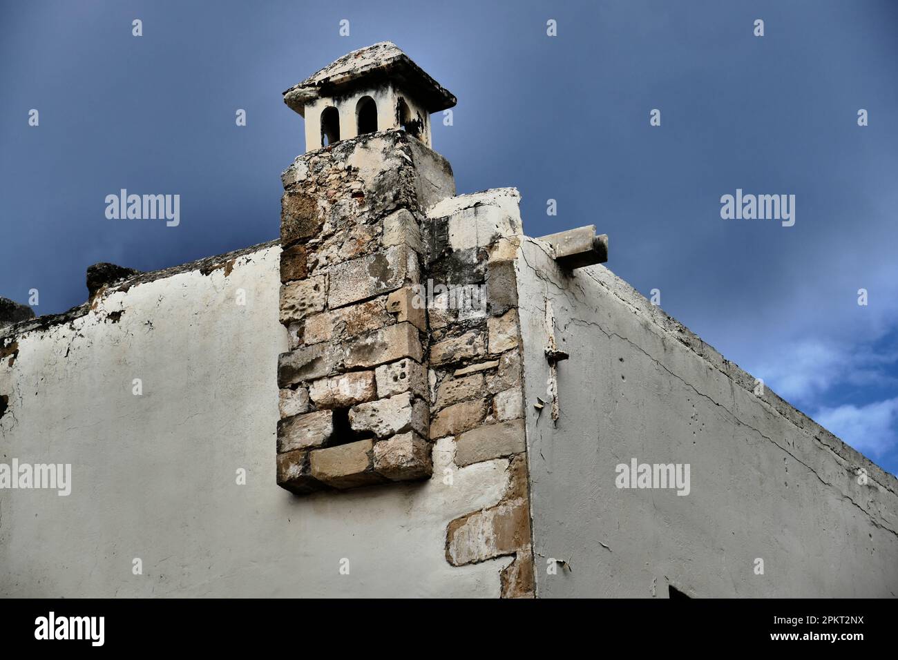 Rustic stone building stands hi-res stock photography and images - Alamy