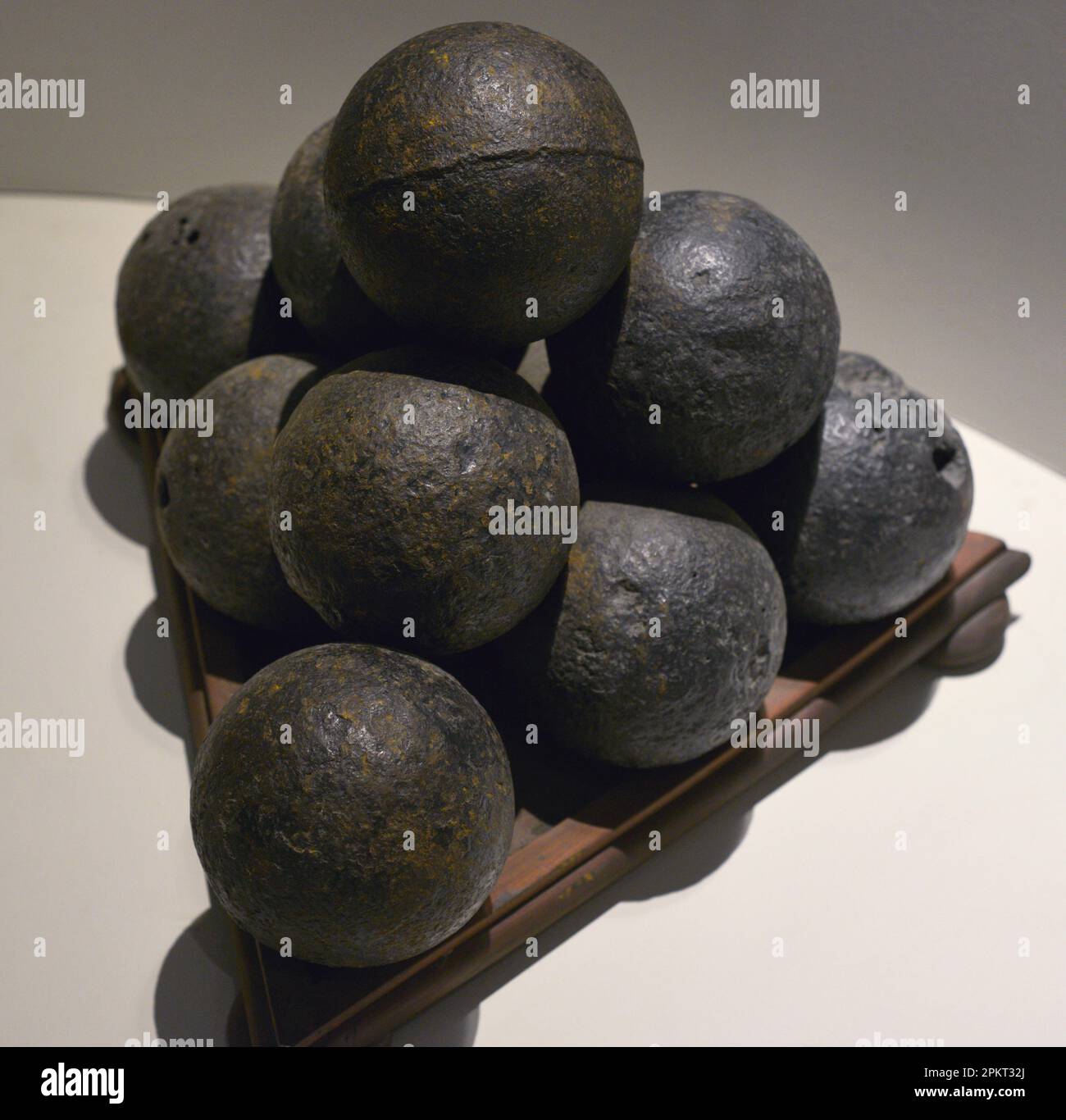 Cannon projectiles hi-res stock photography and images - Alamy