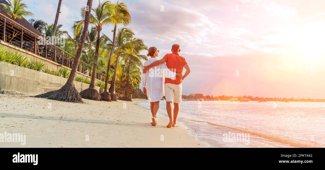 Indian couple hugging on beach hi-res stock photography and images - Alamy