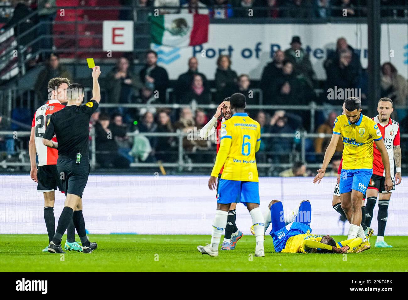 Rotterdam - Referee Jochem Kamphuis, David Hancko of Feyenoord during ...